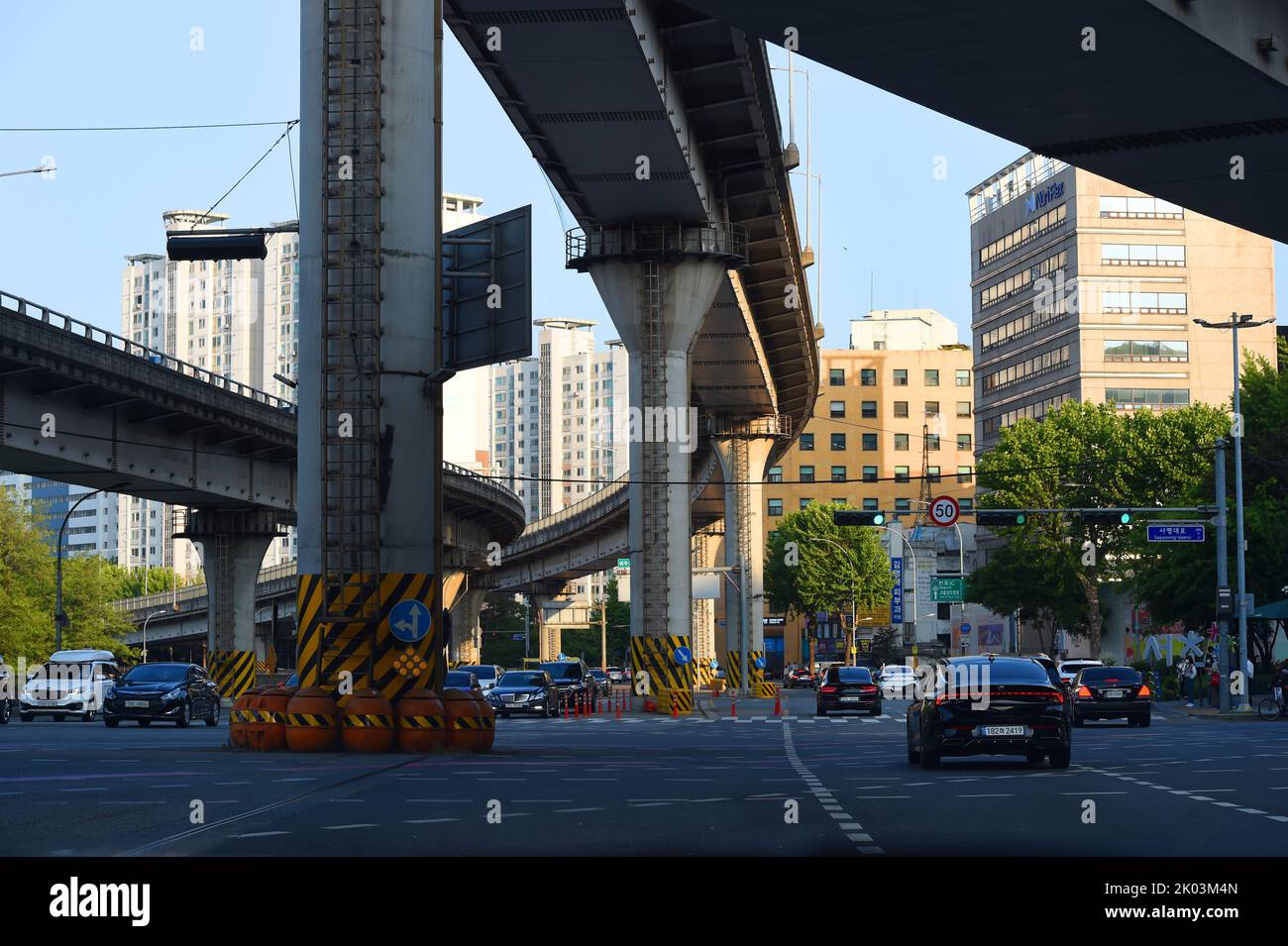 raised rail flyover through central Seoul, eases traffic at road level ...