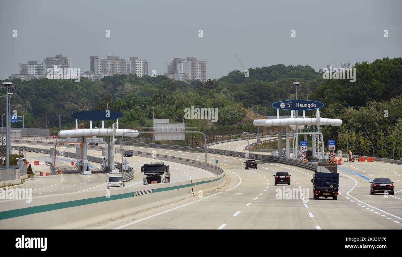Six lane highway outside Seoul, South Korea Stock Photo - Alamy
