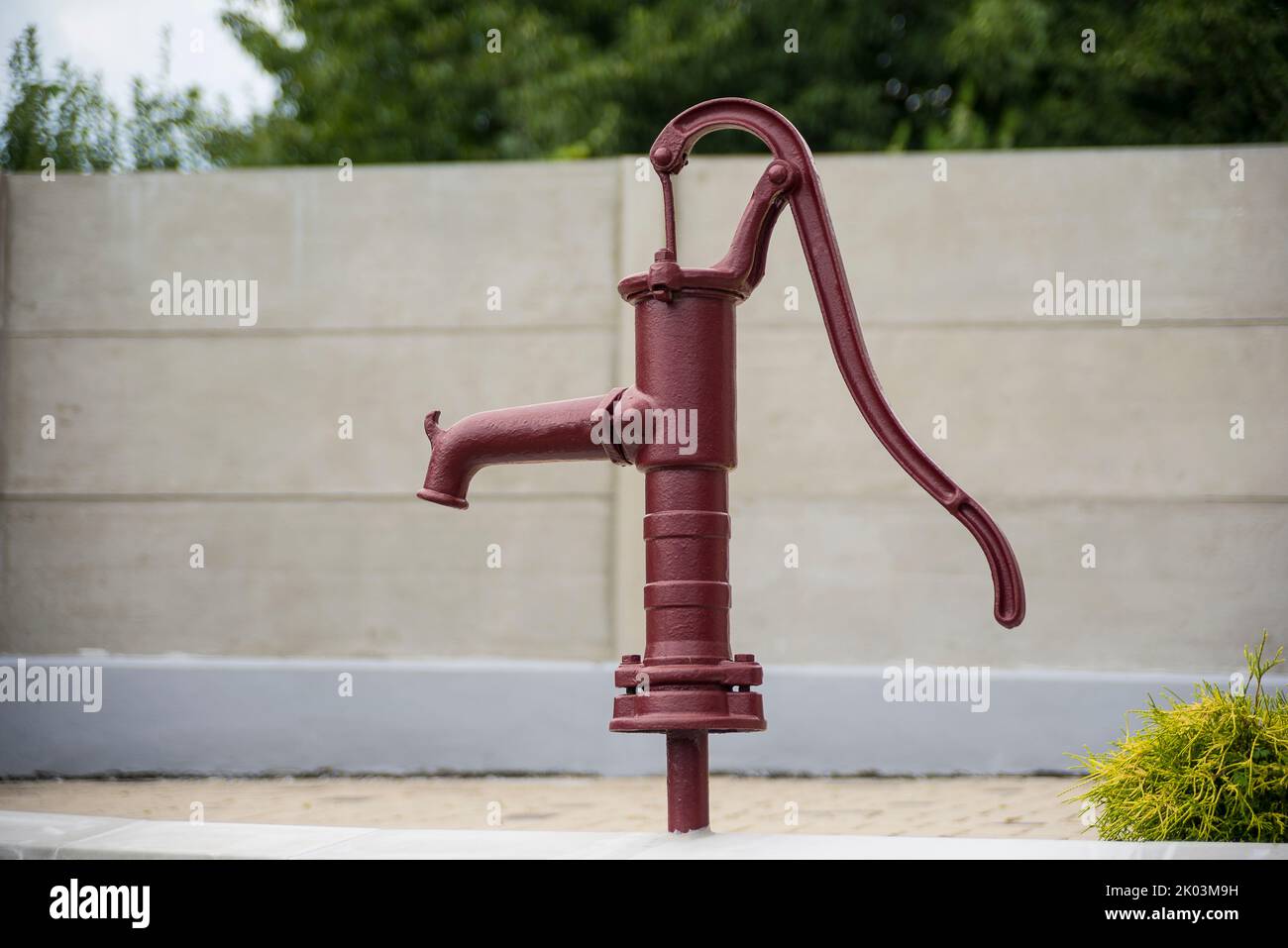 Well hand pump hi-res stock photography and images - Alamy