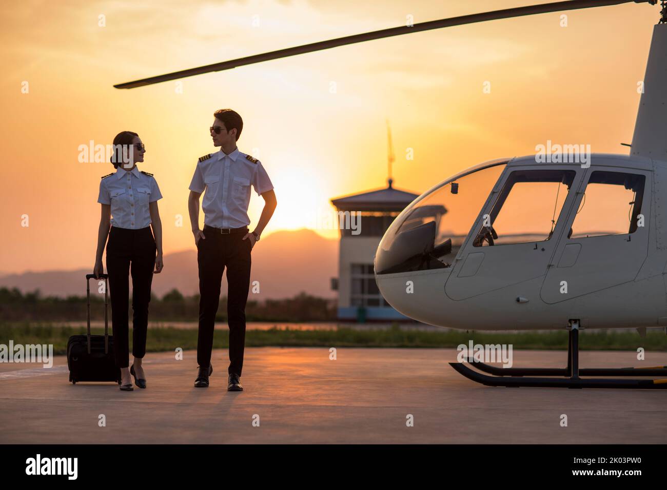 Pilot walking luggage airport hi-res stock photography and images - Alamy