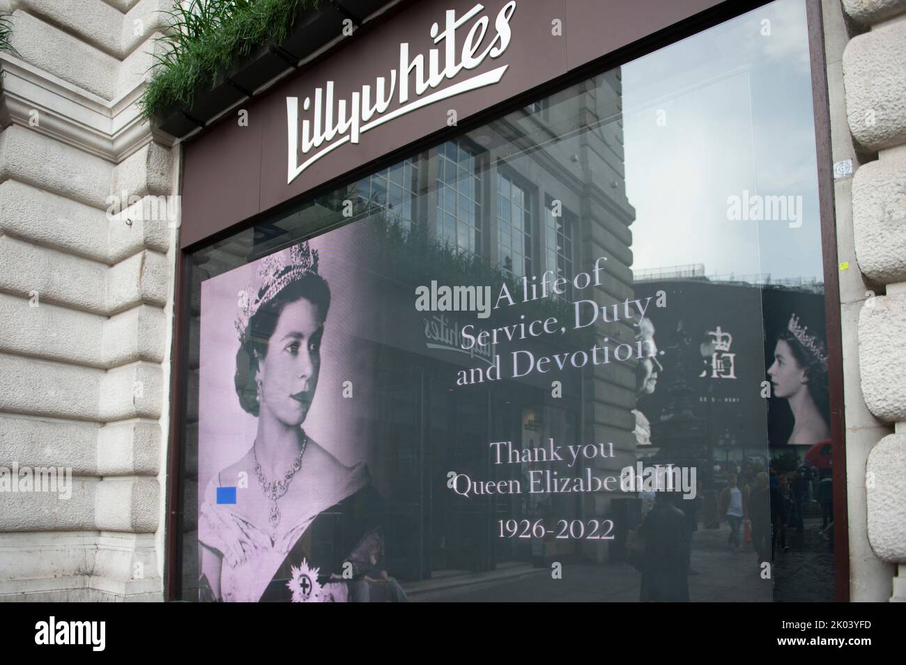 The iconic Piccadilly billboard's tribute to HM The Queen is reflected ...