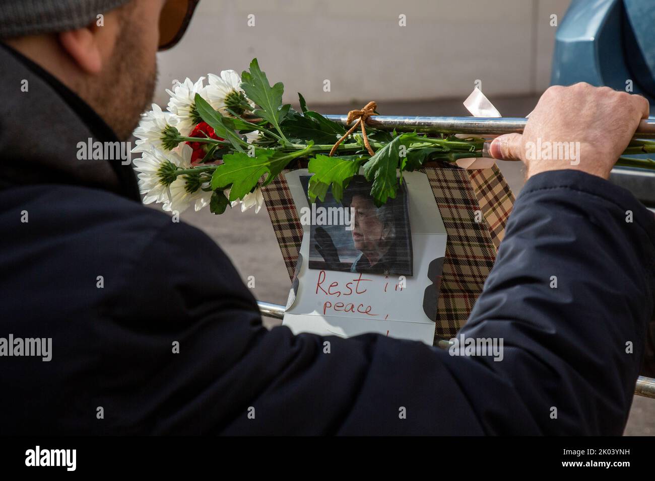 Moscow, Russia. 9th of September, 2022. Russians lay flowers outside ...