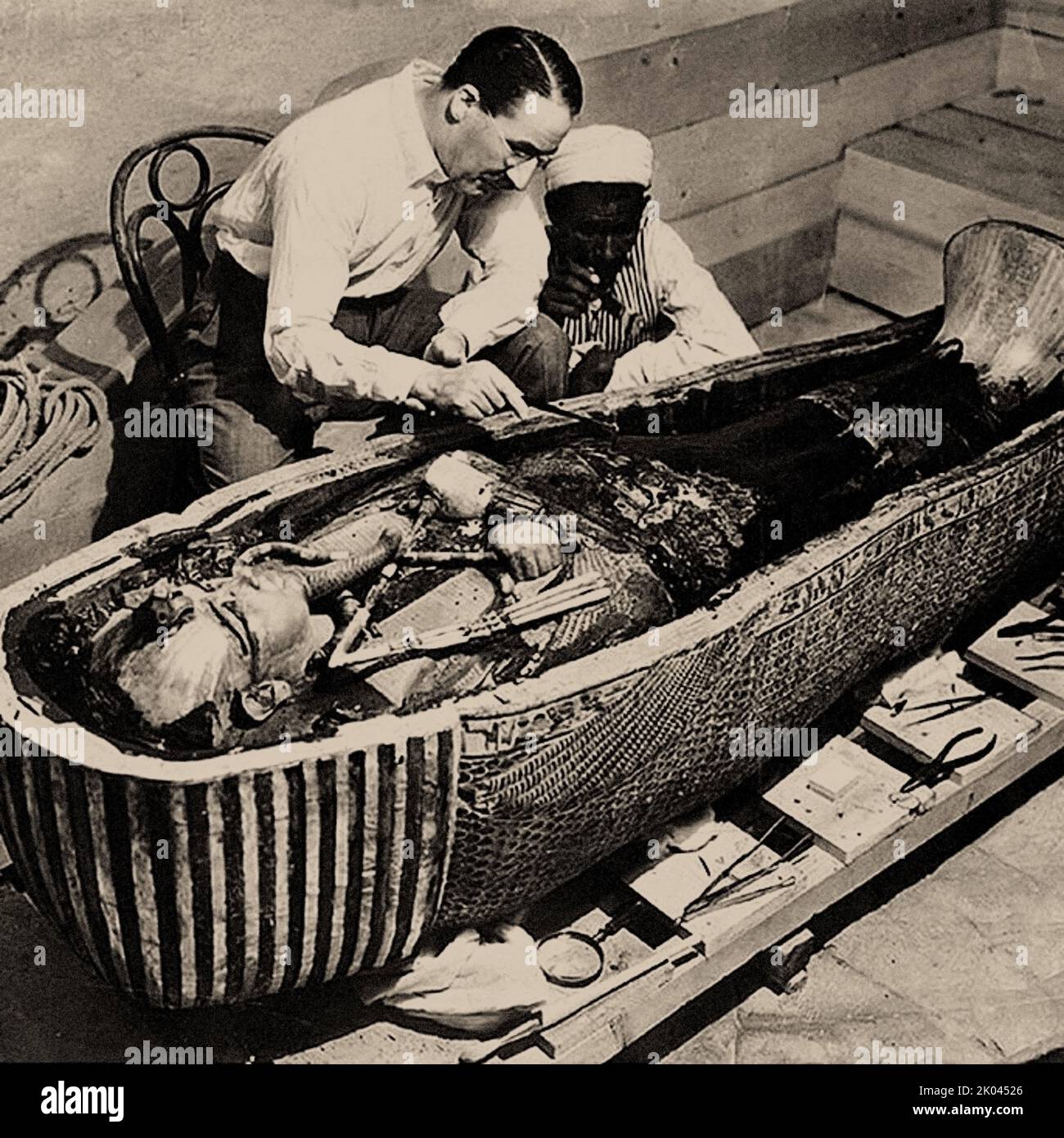Harry burton tutankhamun coffin hi-res stock photography and images - Alamy