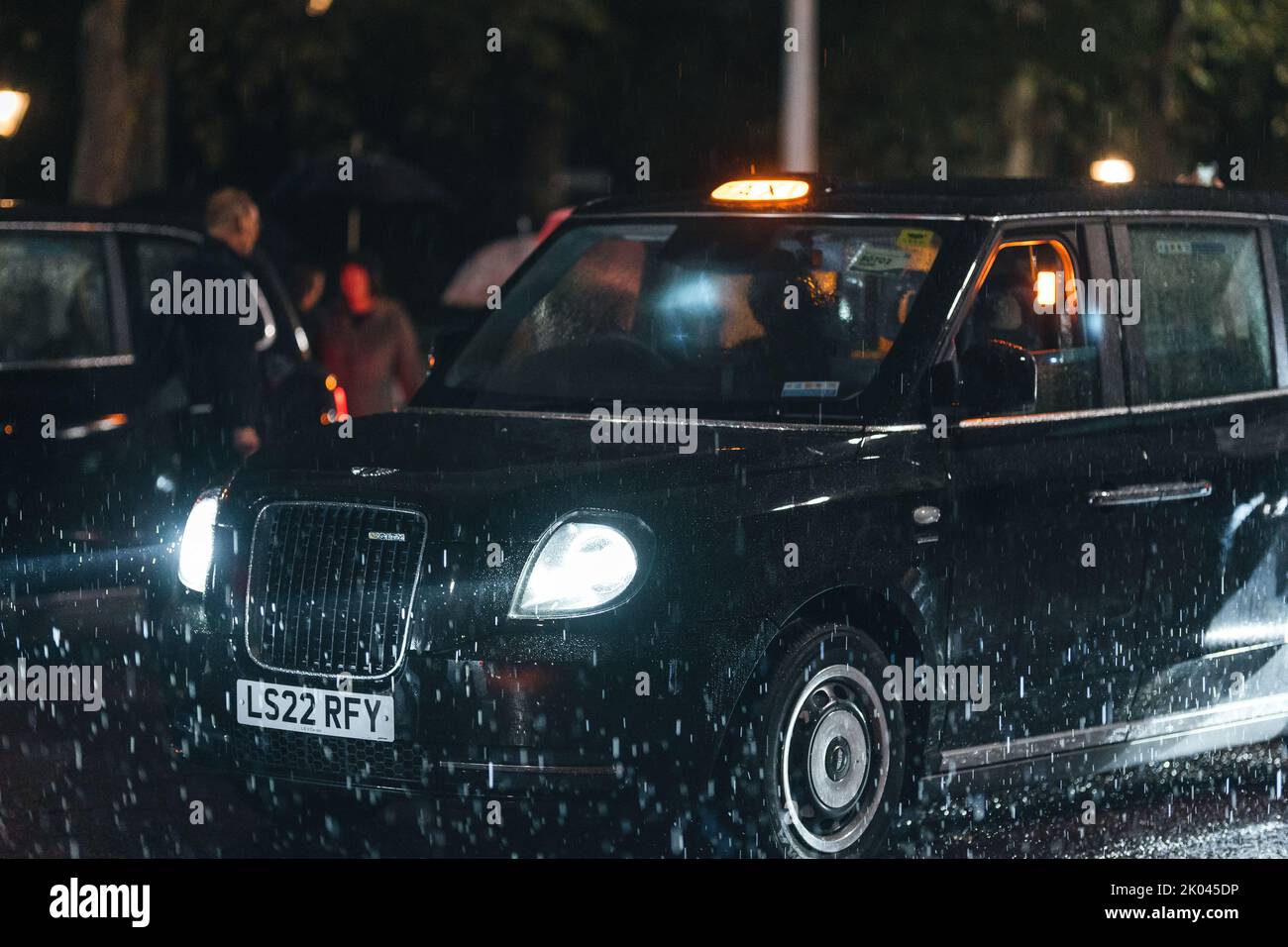 London | UK - 2022.09.08: Black cabs line up silently on the mall in ...