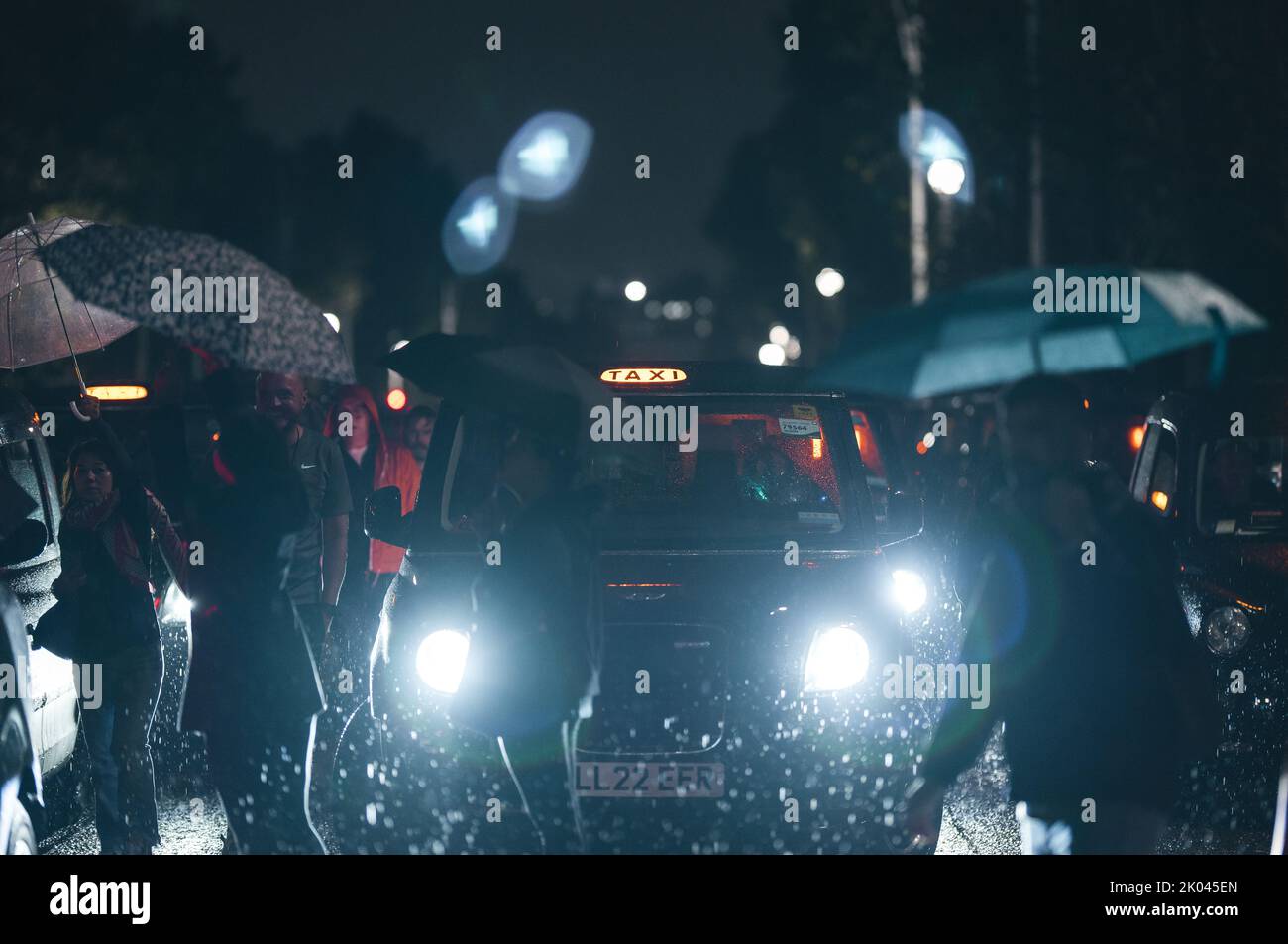 London | UK - 2022.09.08: Black cabs line up silently on the mall in ...