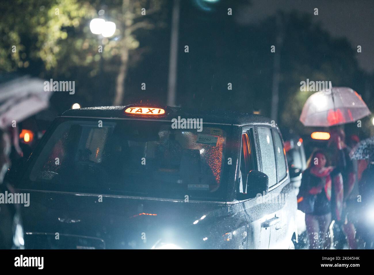 London | UK - 2022.09.08: Black cabs line up silently on the mall in ...