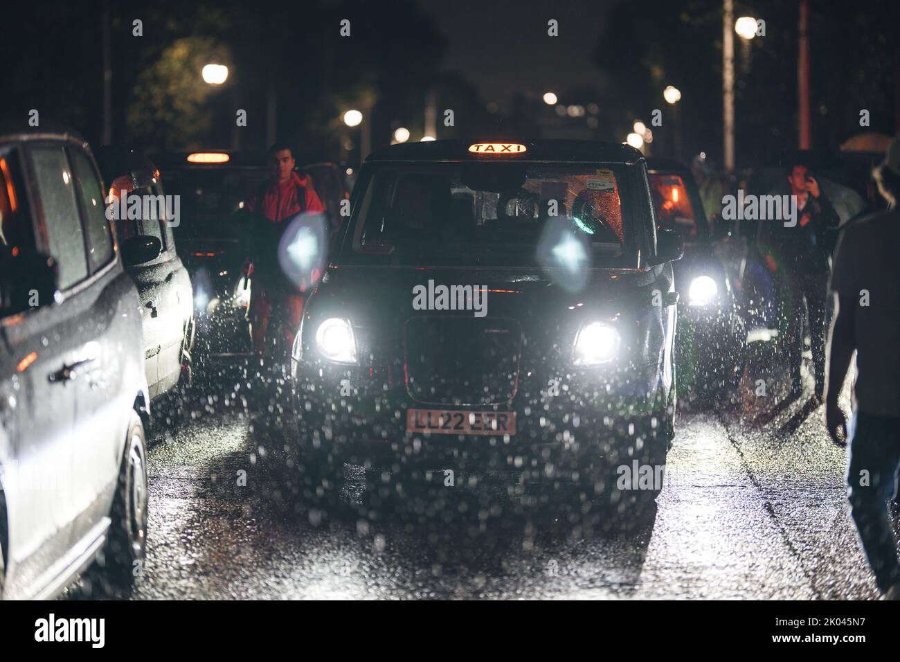 London | UK - 2022.09.08: Black cabs line up silently on the mall in ...