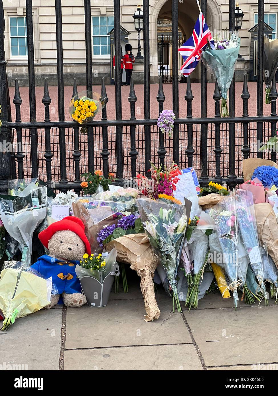 The queen and paddington bear hi-res stock photography and images - Alamy