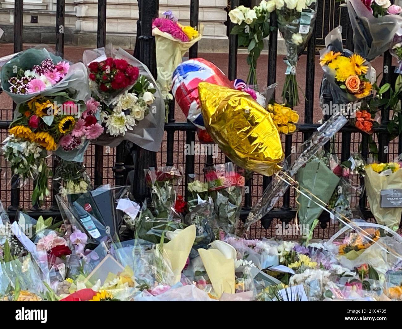 London, United Kingdom. 9th September 2022. Large numbers of people ...