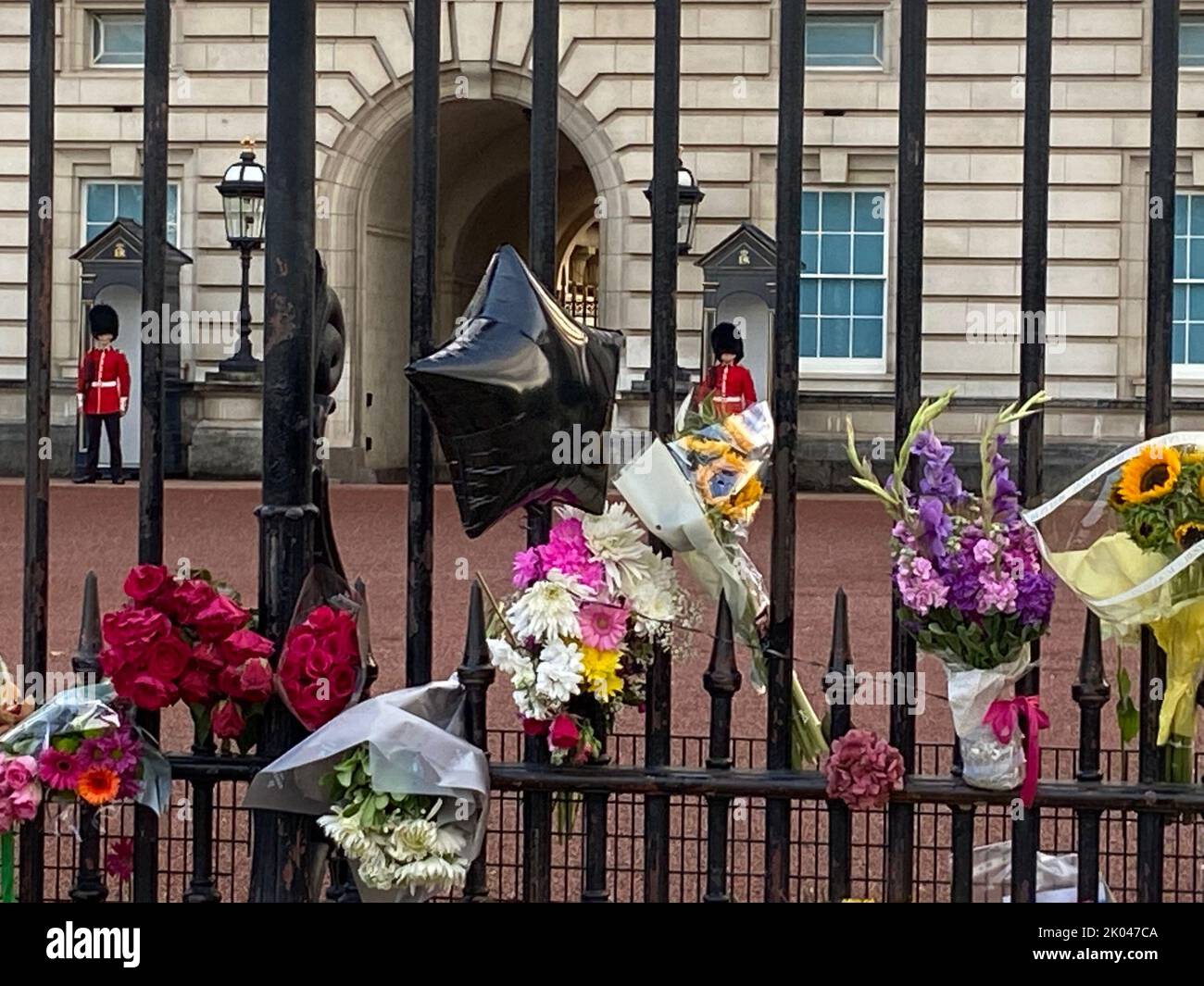 Uk mourns the queen hi-res stock photography and images - Alamy