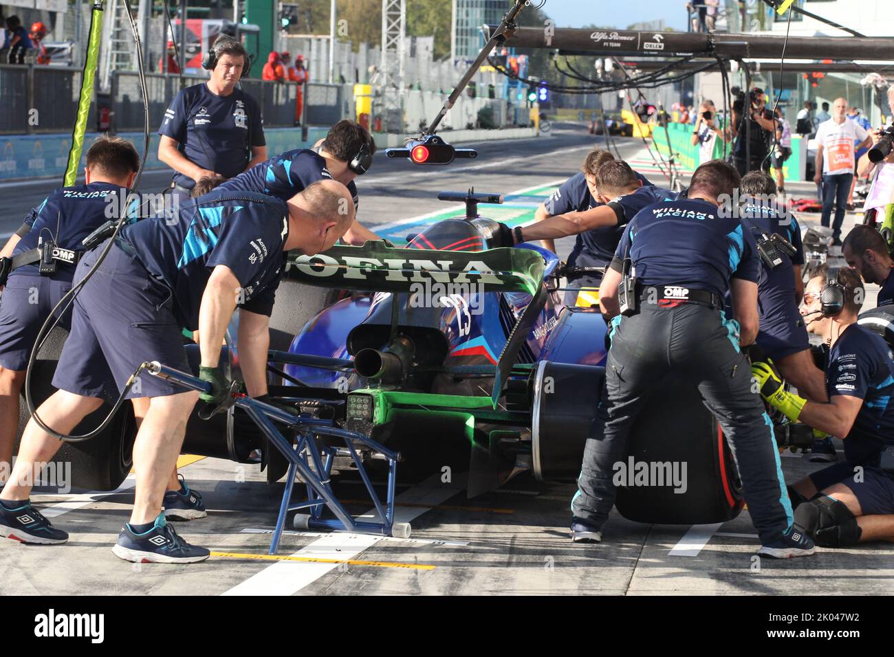 Mercedes f1 pit stop 2022 hi-res stock photography and images - Alamy