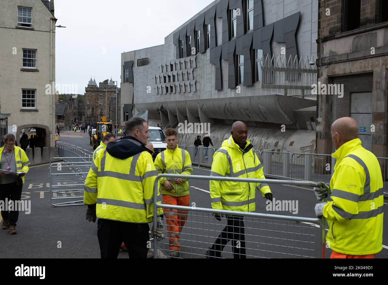 Edinburgh, Scotland, 9 September 2022. Preparing crowd control barriers ...