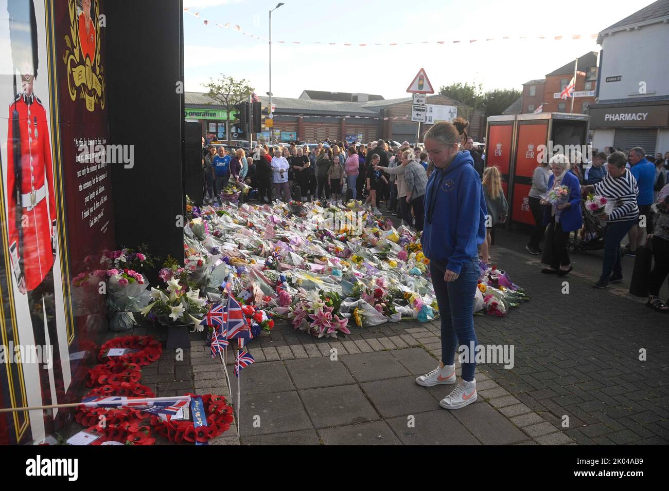 Loyalist Bands and members of the public come out to mourn the loss of ...