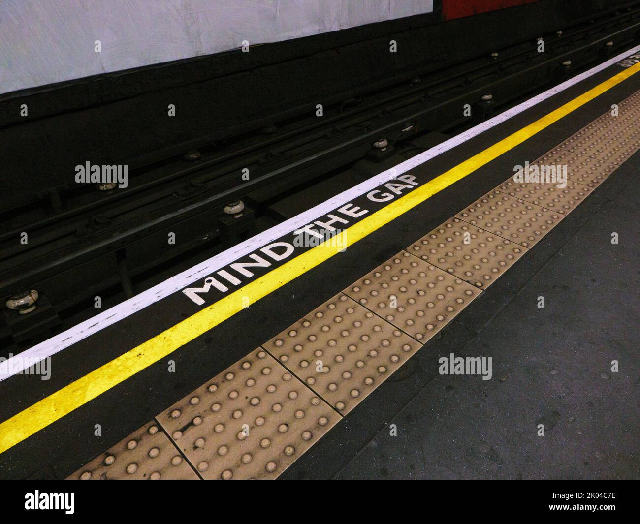 Mind the gap sign in London Underground Stock Photo - Alamy