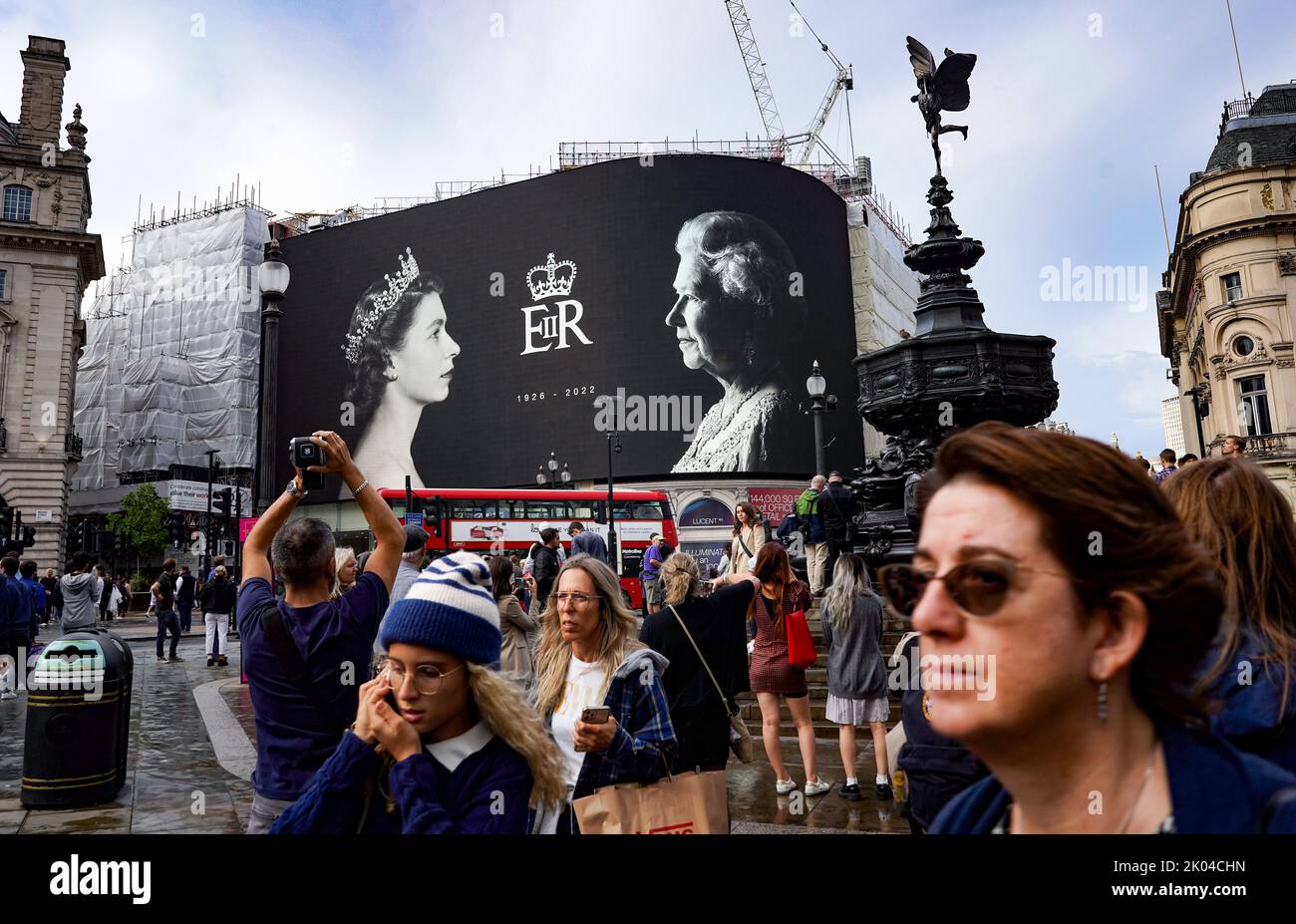 © Jeff Moore The electronic billboard at Piccadilly Circus in central ...