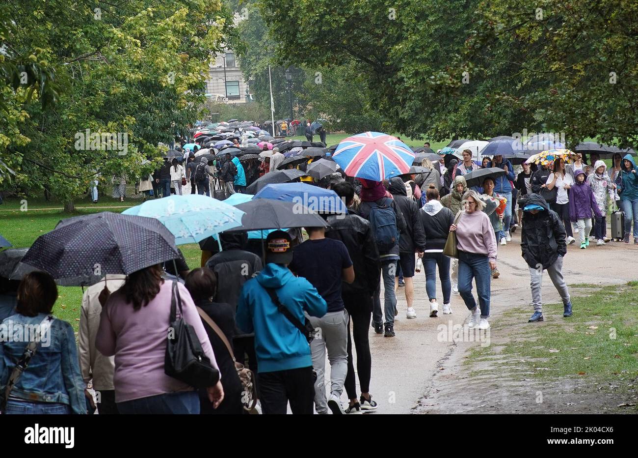 © Jeff Moore Members of the public queue to lay flowers for the Queen ...