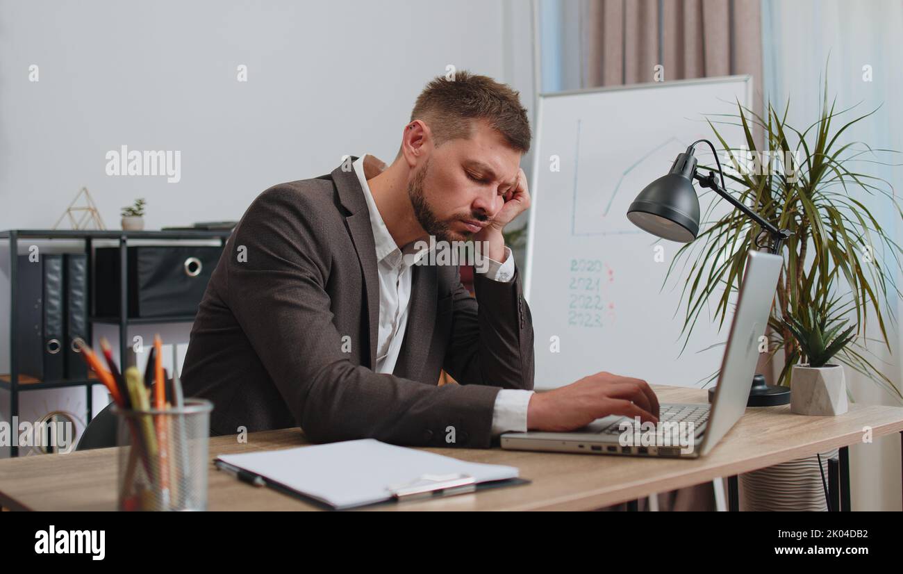 Man yawning desk suit hi-res stock photography and images - Alamy
