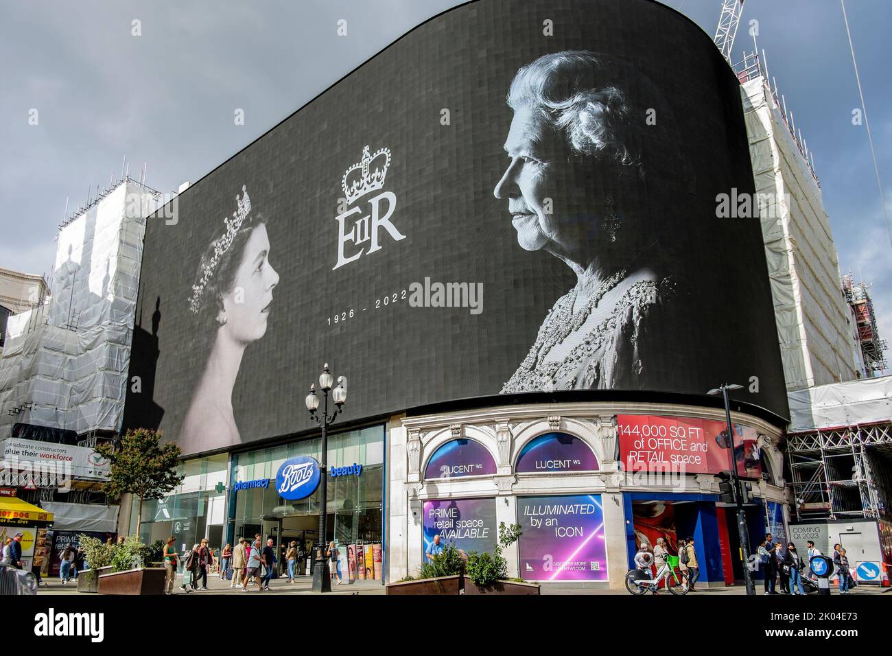 London, UK. 9th September 2022. Images of Queen Elizabeth II displayed ...