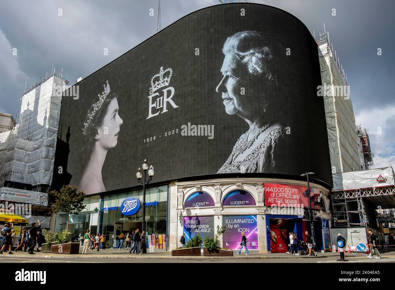 London, UK. 9th September 2022. Images of Queen Elizabeth II displayed ...