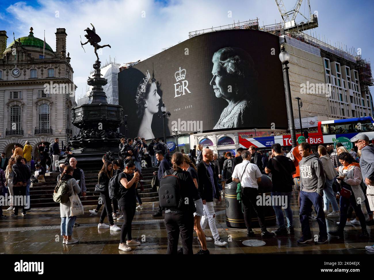 © Jeff Moore The electronic billboard at Piccadilly Circus in central ...