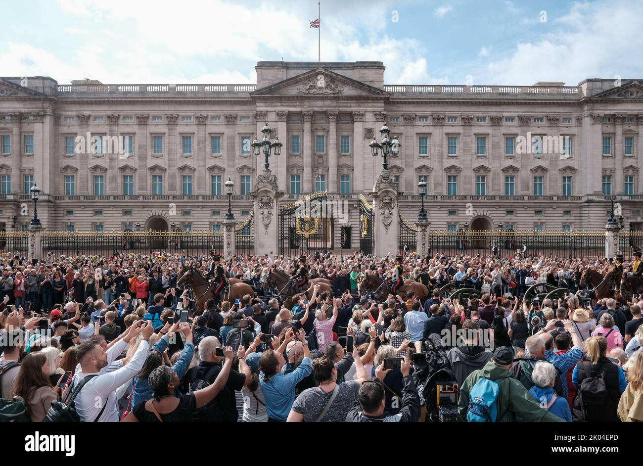 Members of the public gather at Buckingham Palace to pay their respect ...
