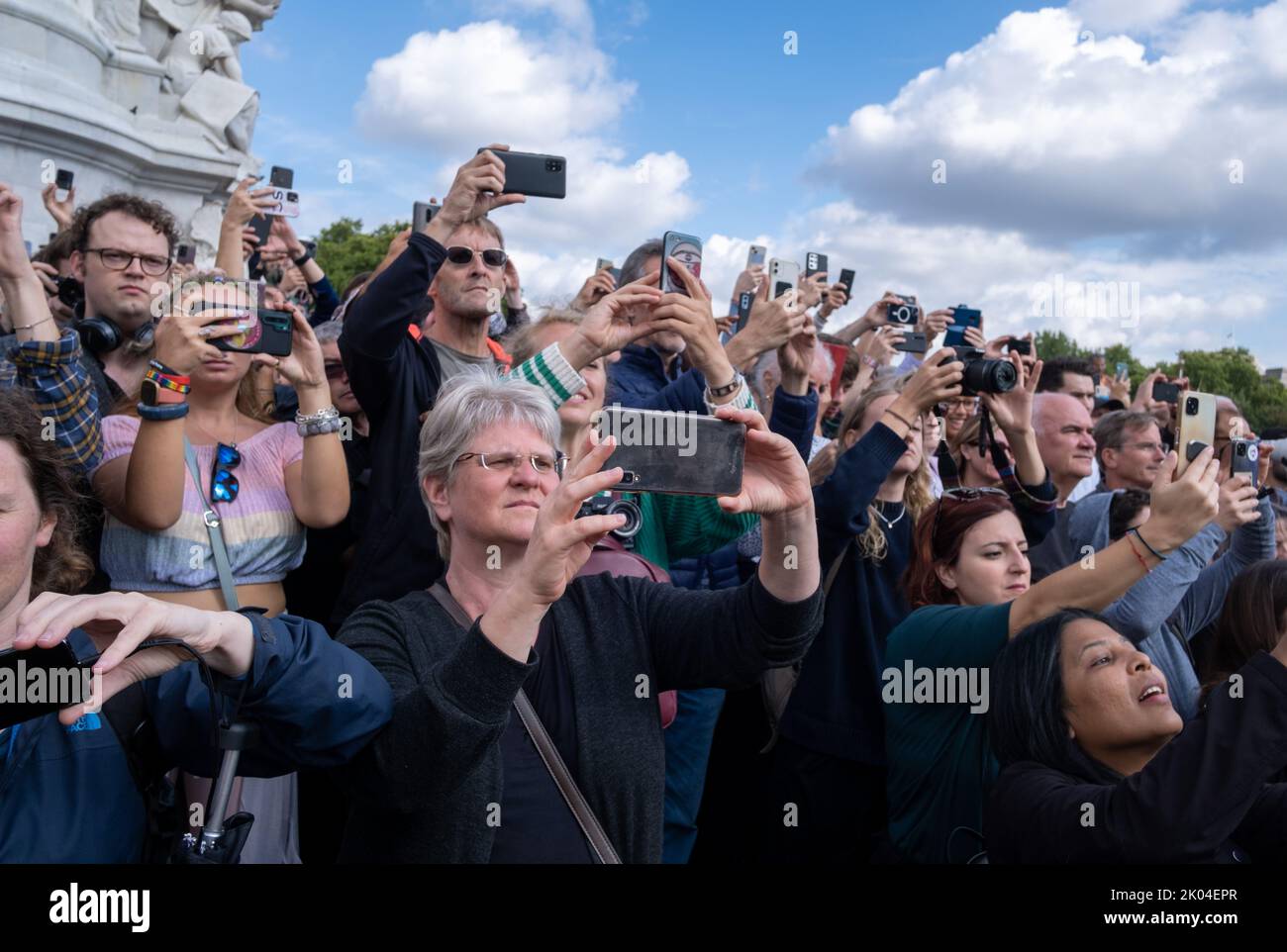 Members of the public gather at Buckingham Palace to pay their respect ...