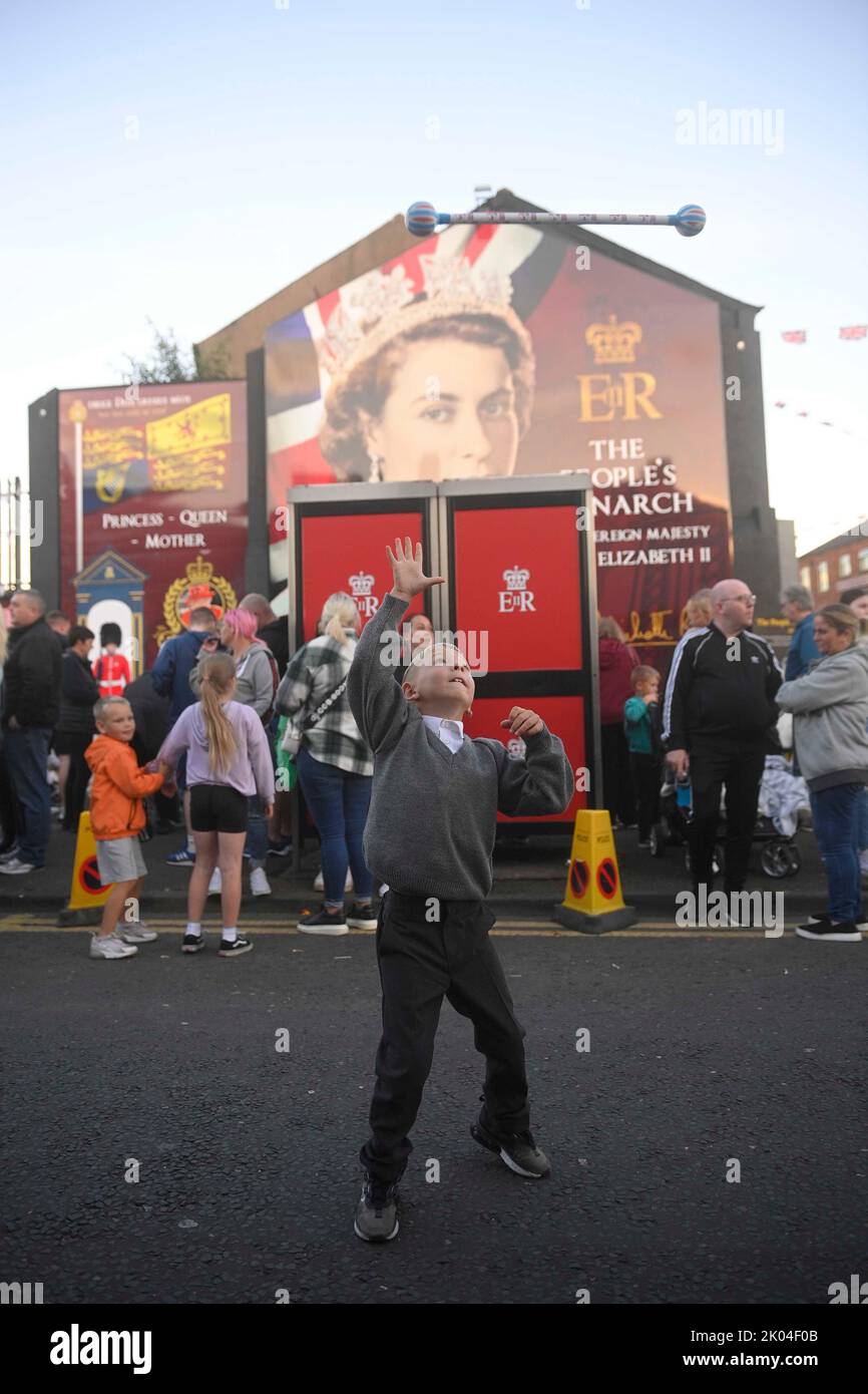 Loyalist Bands and members of the public come out to mourn the loss of ...