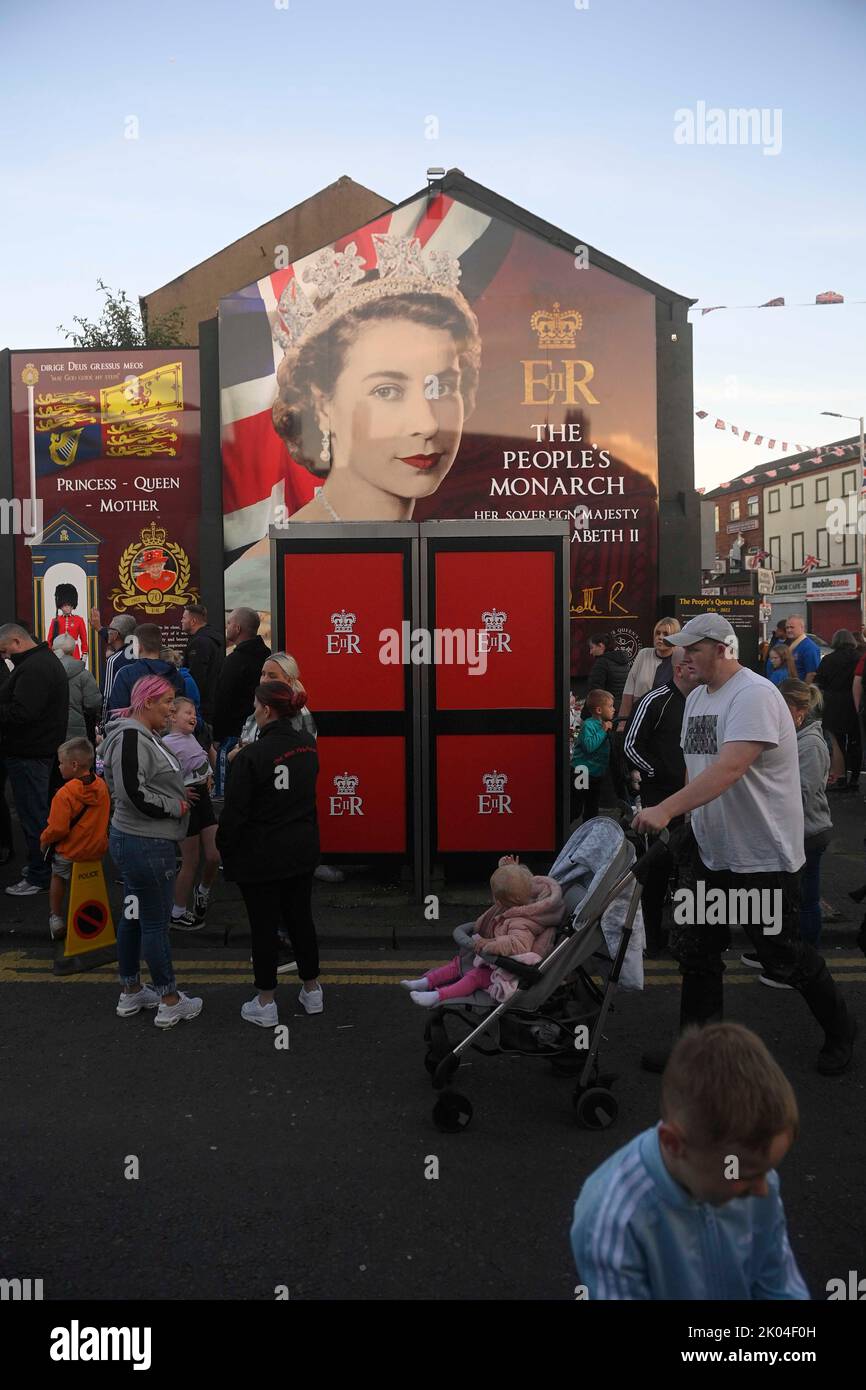 Loyalist Bands and members of the public come out to mourn the loss of ...
