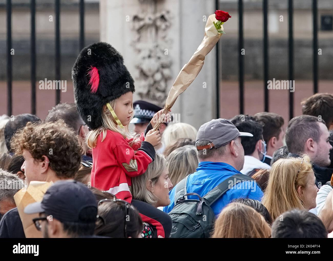 © Jeff Moore A young girl dressed as a guard sits on her mothers ...