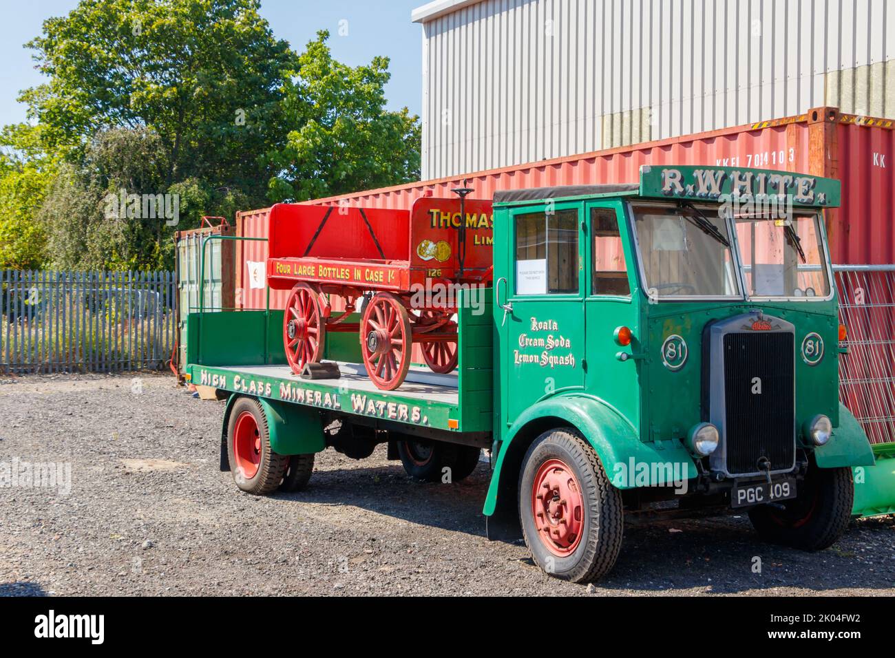 Vintage flat bed truck hi-res stock photography and images - Alamy