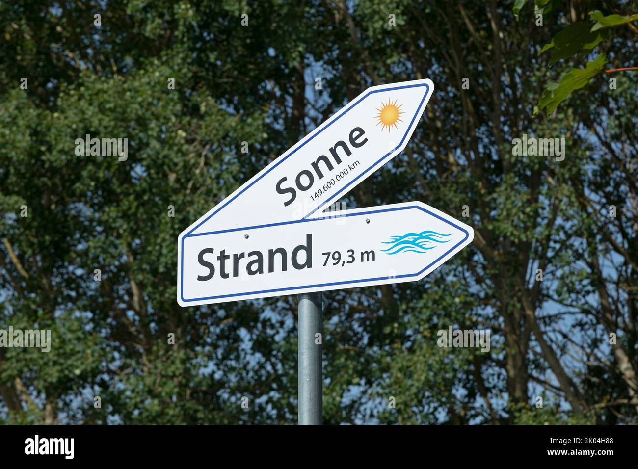 guidepost pointing the way to the sun and to the beach, Göhren, Rügen ...