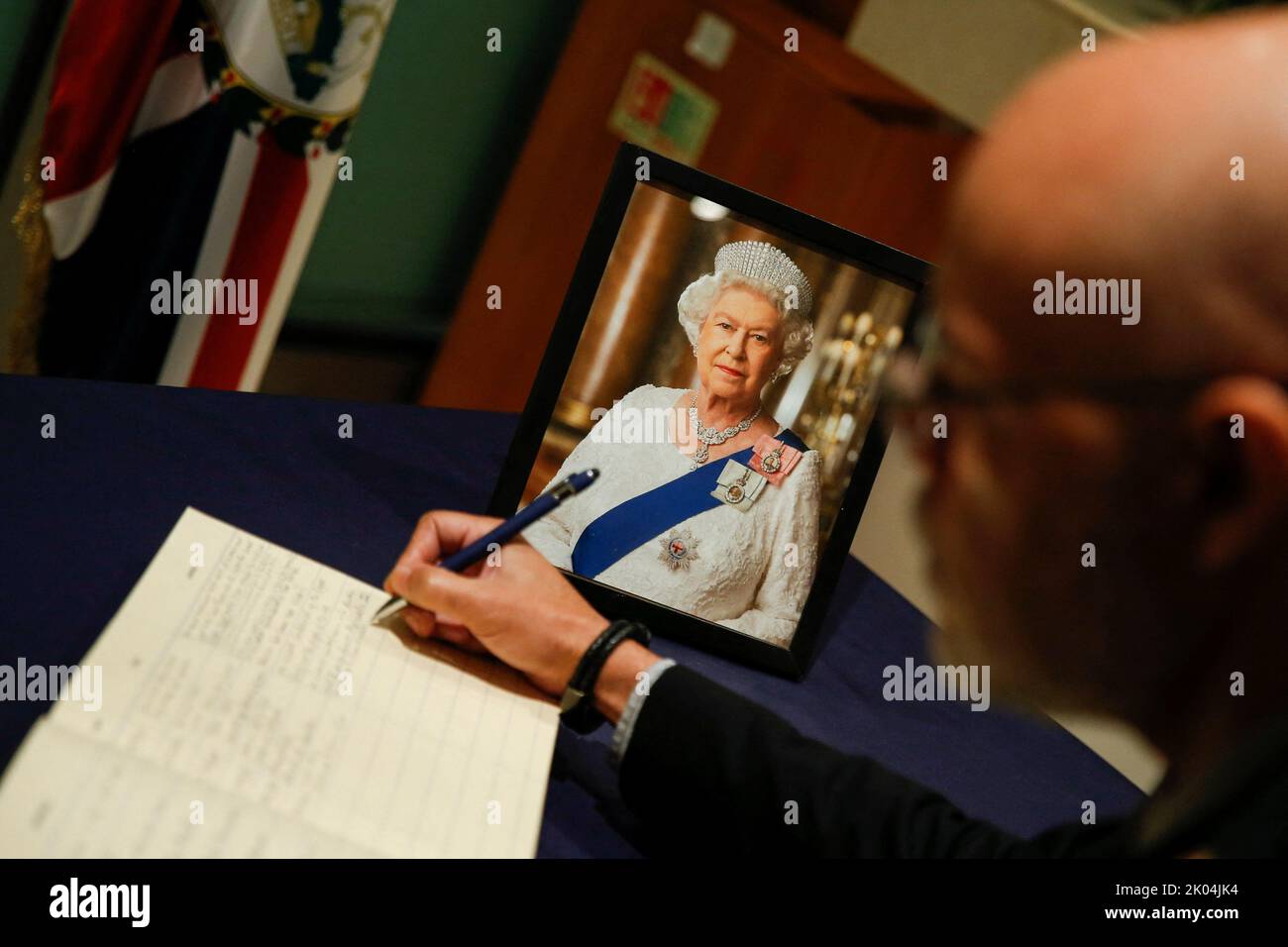 Embassy signs hi-res stock photography and images - Alamy