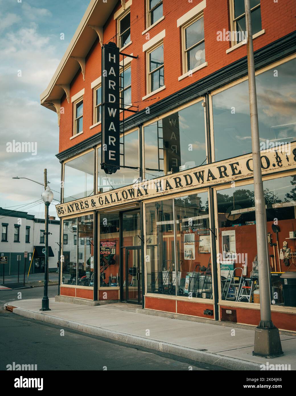 Vintage hardware store sign hi-res stock photography and images - Alamy
