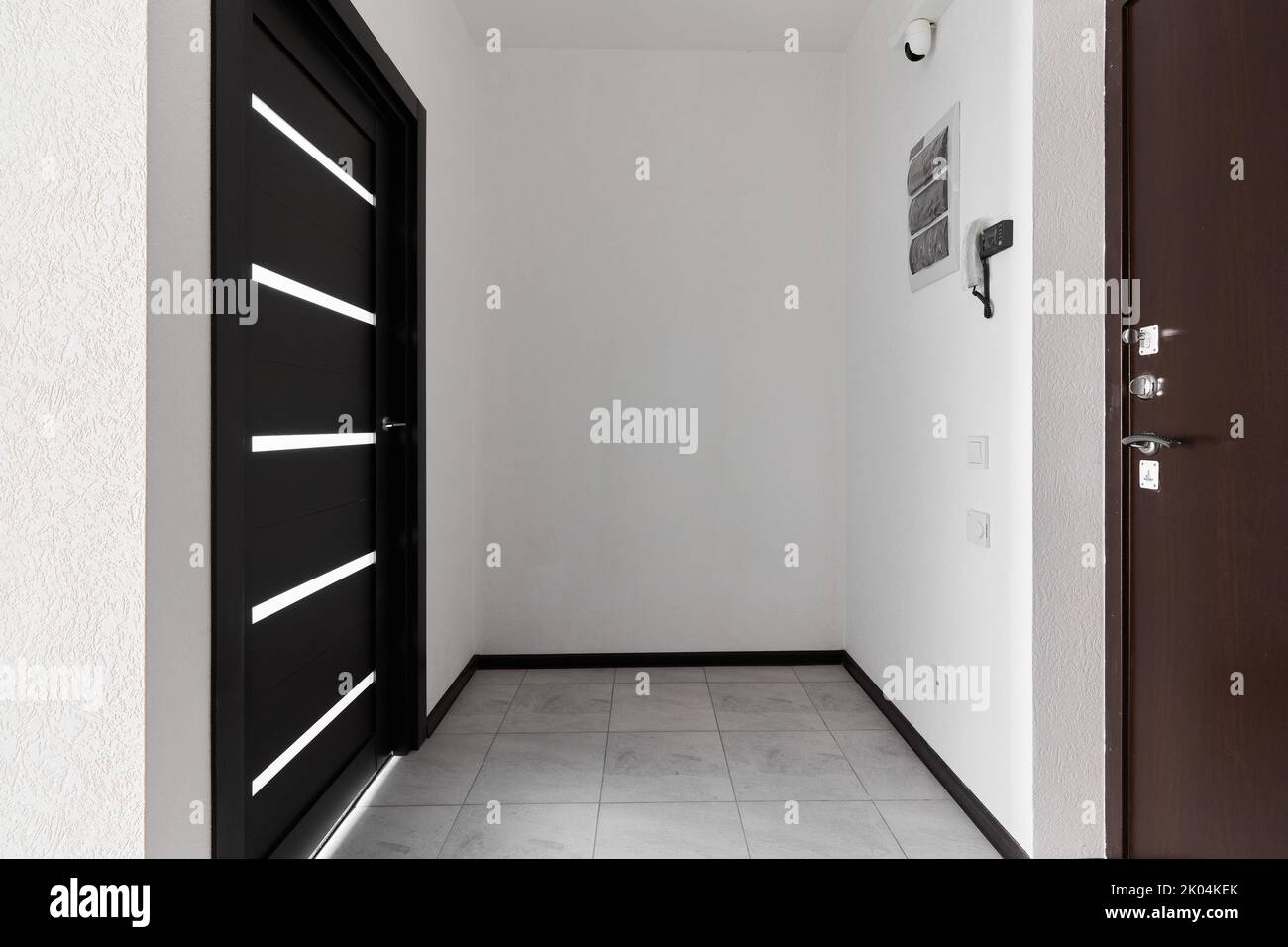 Empty white room without decoration and renovation Stock Photo - Alamy
