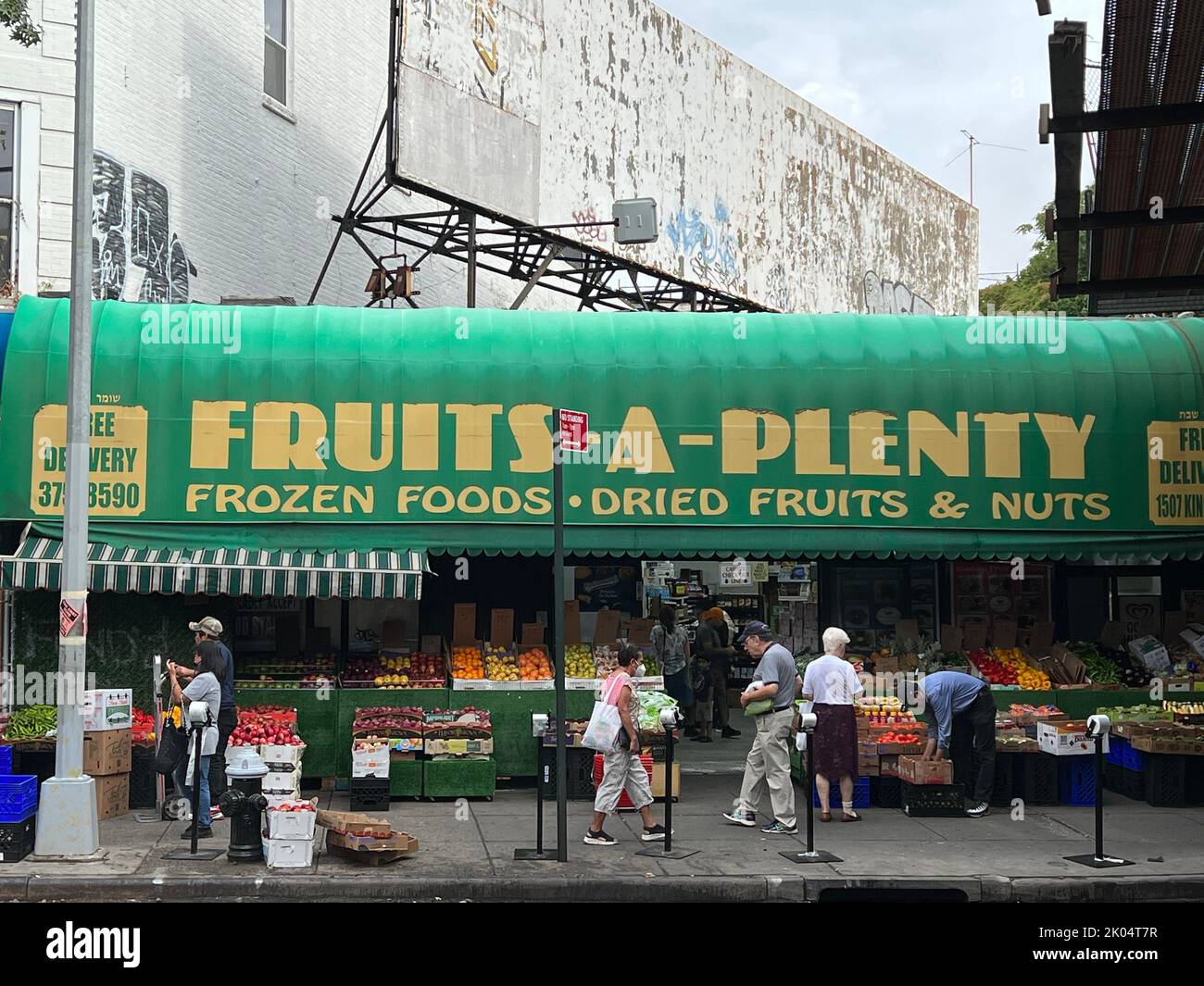 Produce market on Kings Highway below the elevated subway station in ...