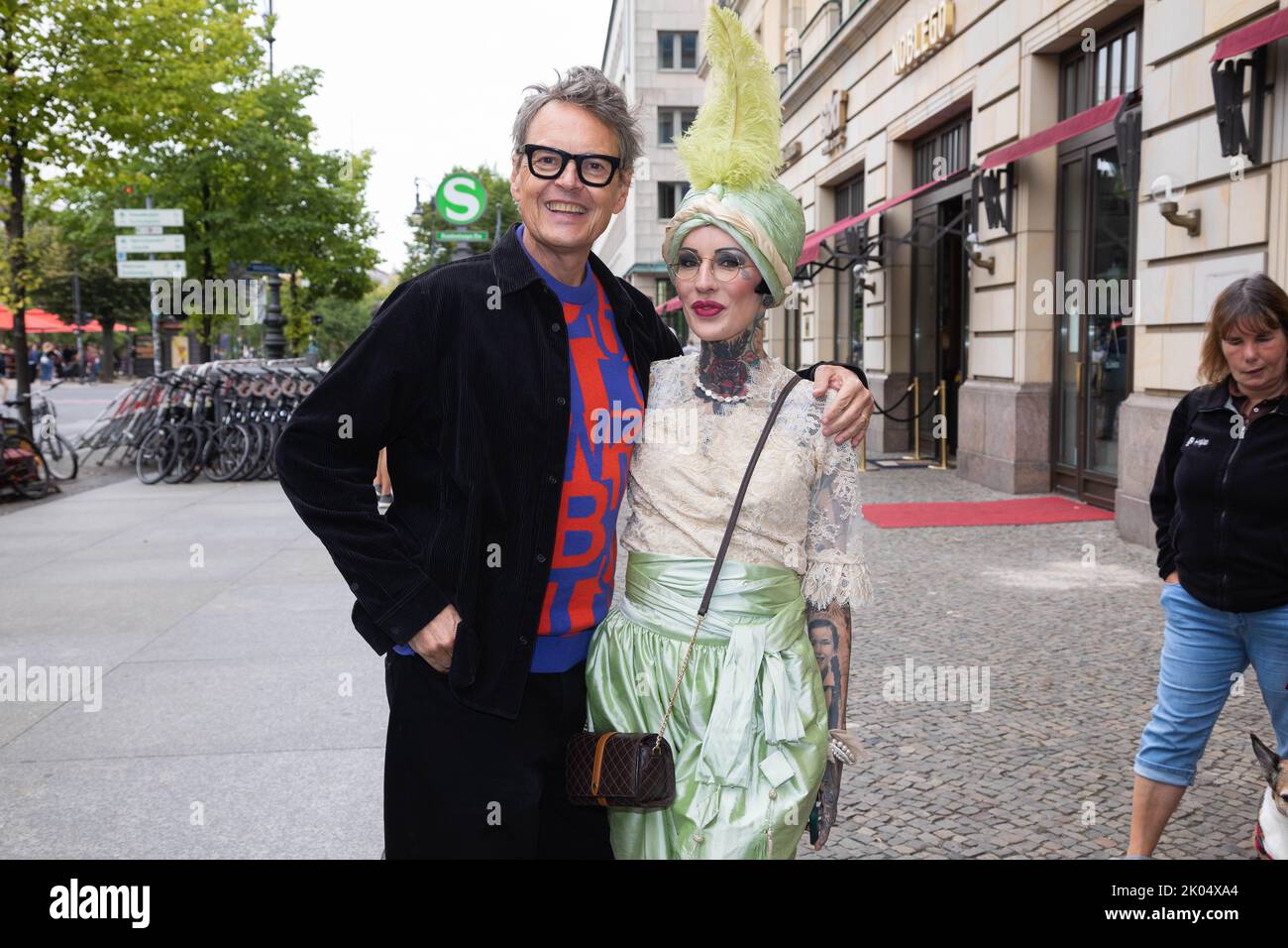Rolf Scheider und Sarah Settgast bei der Anja Gockel Fashion Show S23 ...