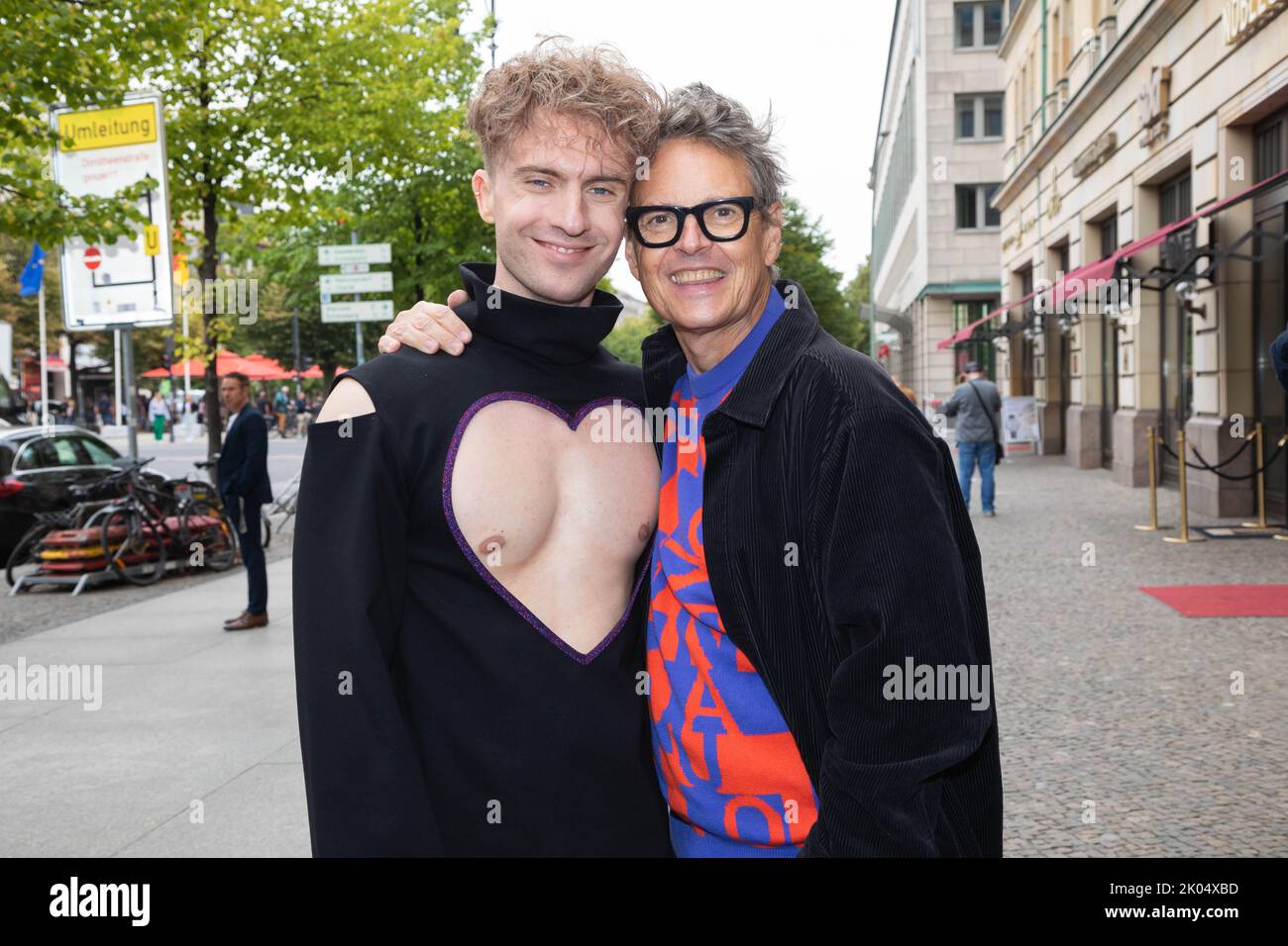 Felix Nieder und Rolf Scheider bei der Anja Gockel Fashion Show S23 ...