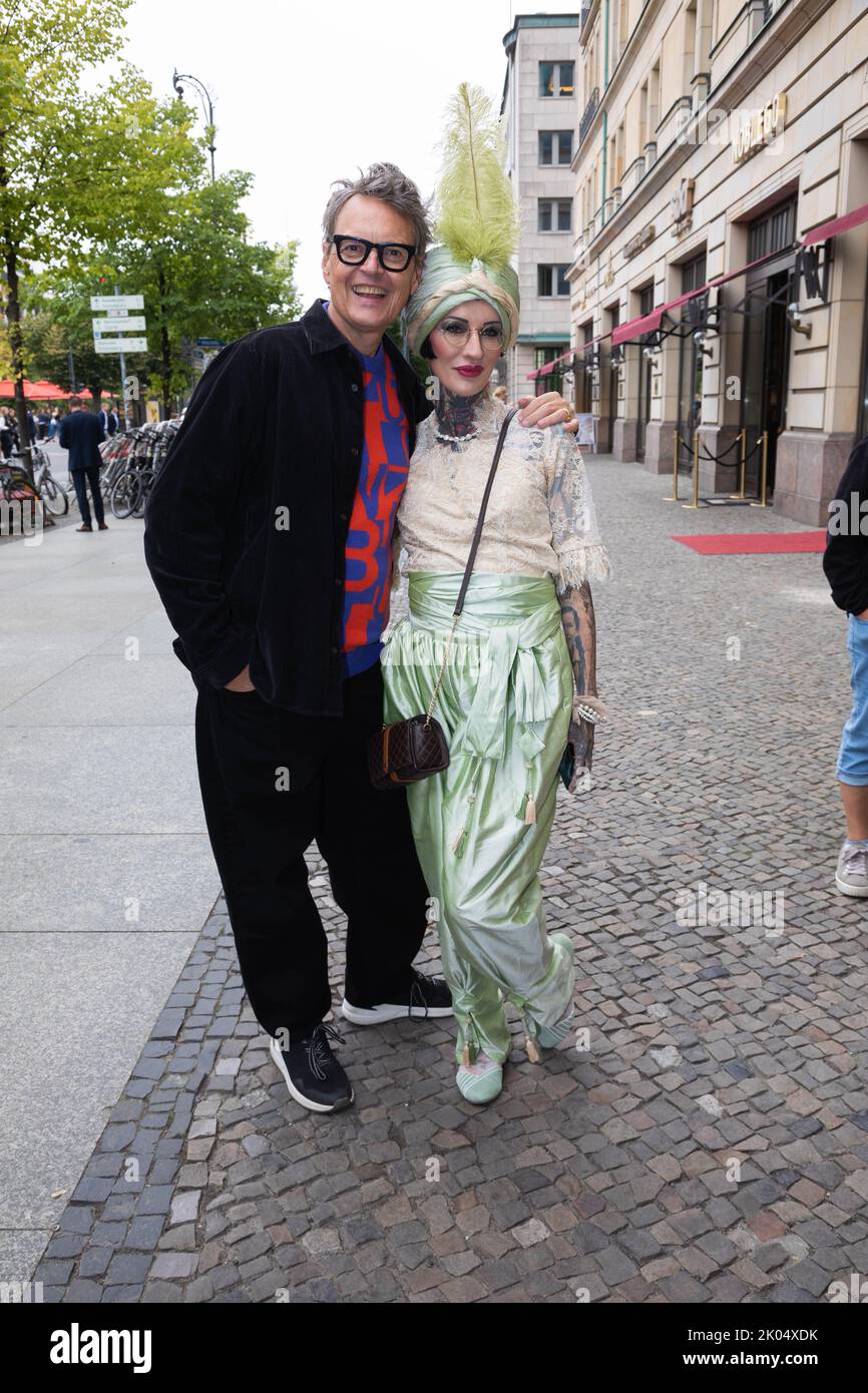 Rolf Scheider und Sarah Settgast bei der Anja Gockel Fashion Show S23 ...