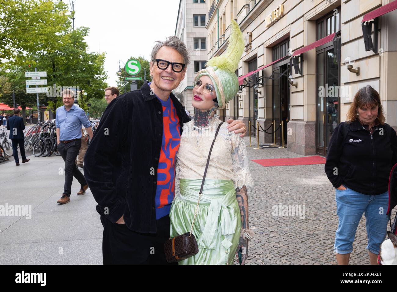 Rolf Scheider und Sarah Settgast bei der Anja Gockel Fashion Show S23 ...