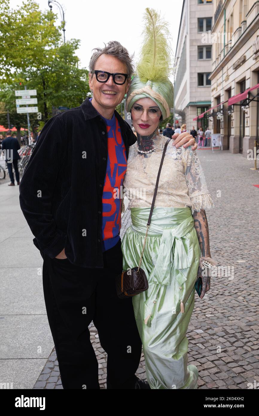 Rolf Scheider und Sarah Settgast bei der Anja Gockel Fashion Show S23 ...