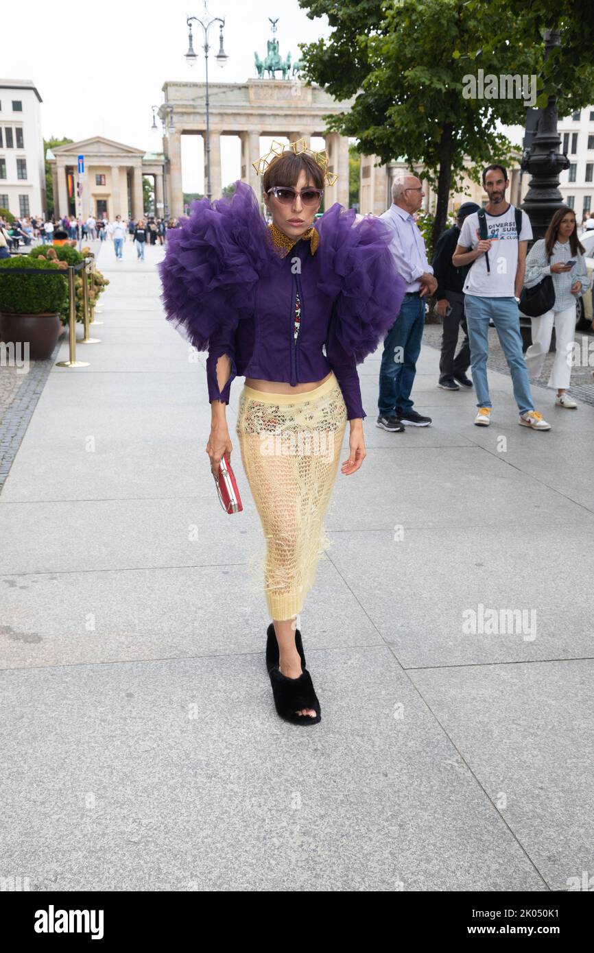 Salomé Chaboki bei der Anja Gockel Fashion Show S23 'Move On' auf der ...