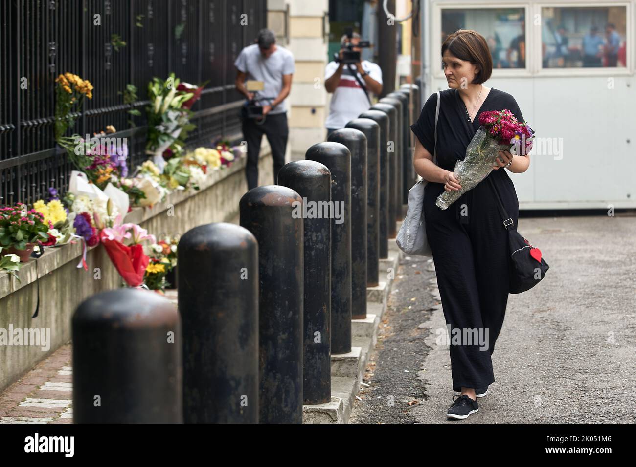 Barricade british embassy hi-res stock photography and images - Alamy