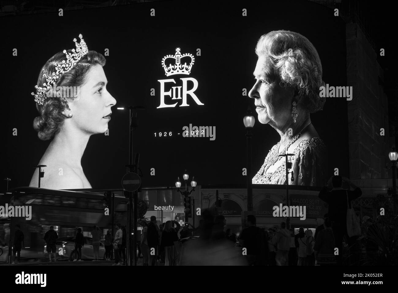 Digital billboard has transformed to pay tribute to HM the queen ...