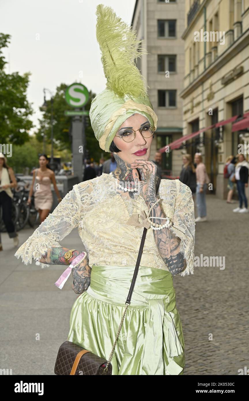 Sarah Settgast bei der Anja Gockel Fashion Show S23 'Move On' auf der ...