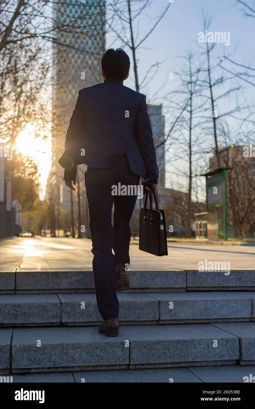 Man suit walking away back view hi-res stock photography and images - Alamy