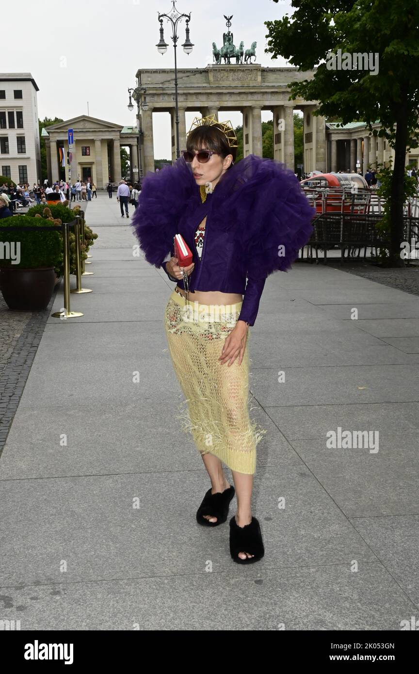 Salomé Chaboki bei der Anja Gockel Fashion Show S23 'Move On' auf der ...