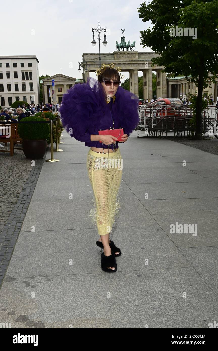 Salomé Chaboki bei der Anja Gockel Fashion Show S23 'Move On' auf der ...