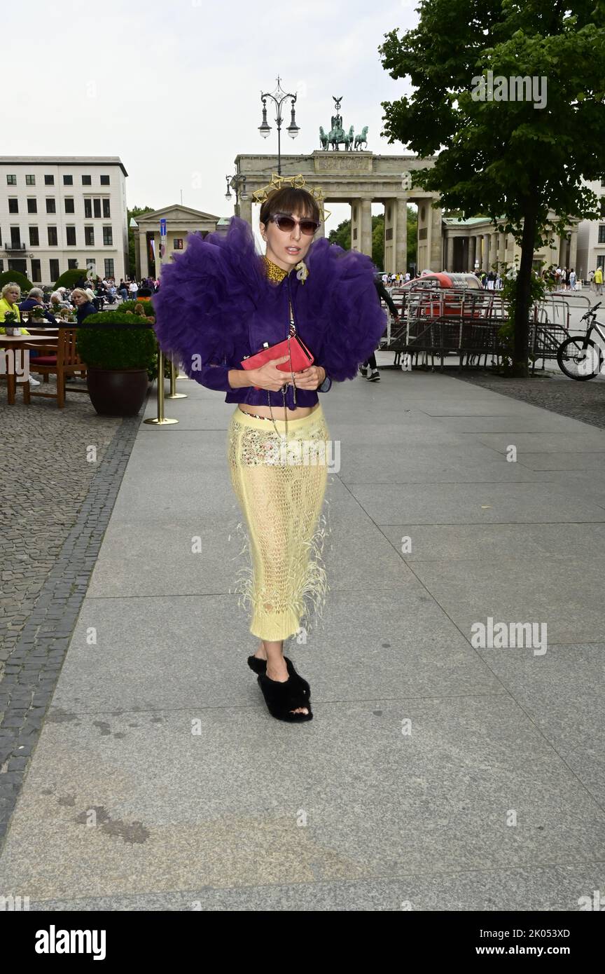 Salomé Chaboki bei der Anja Gockel Fashion Show S23 'Move On' auf der ...