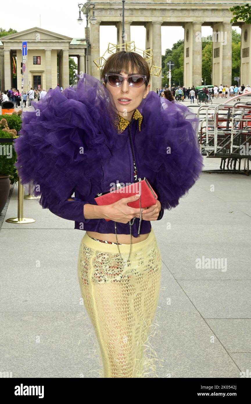 Salomé Chaboki bei der Anja Gockel Fashion Show S23 'Move On' auf der ...