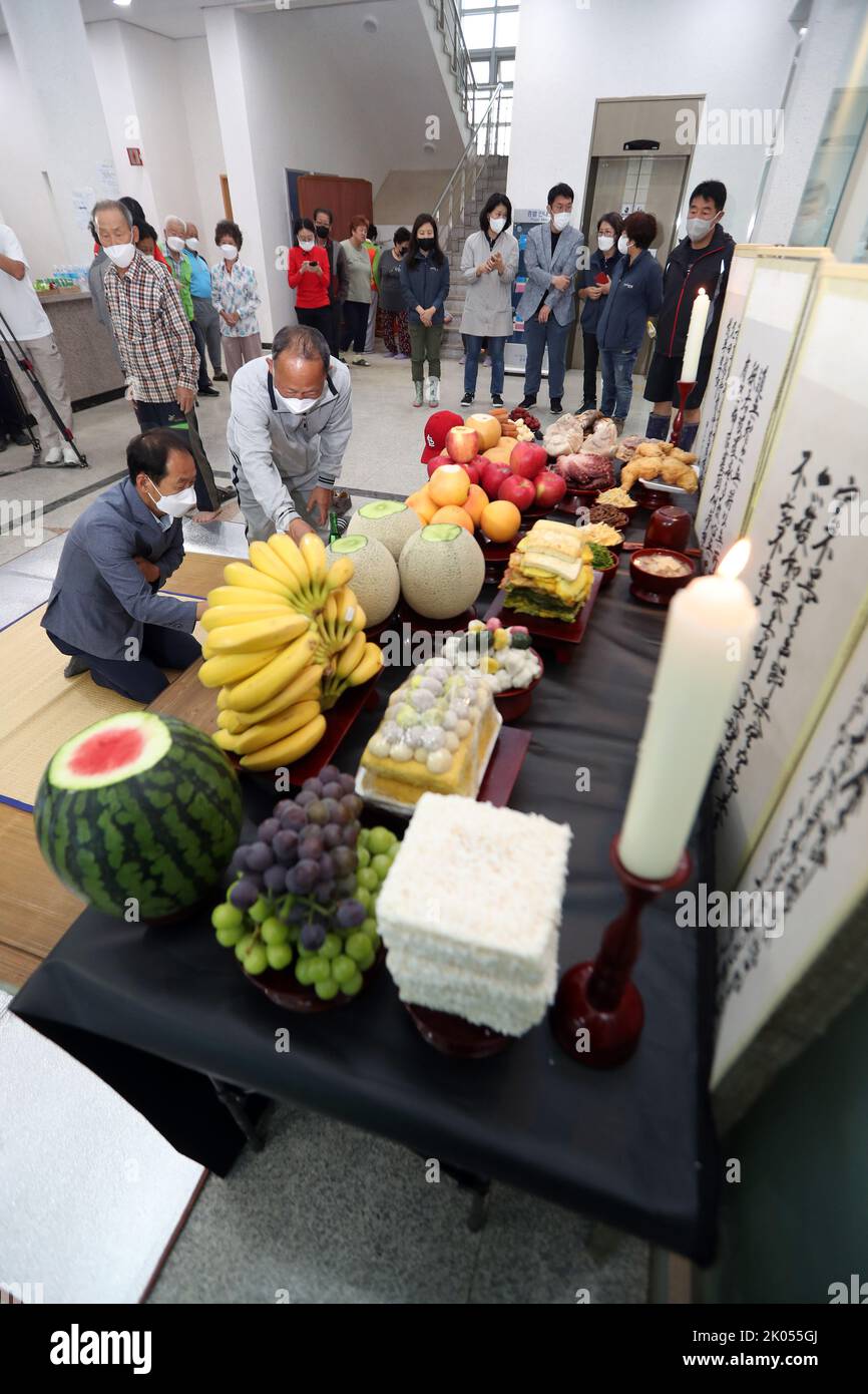 10th Sep, 2022. Ancestral rites Residents of Pohang, 272 kilometers ...